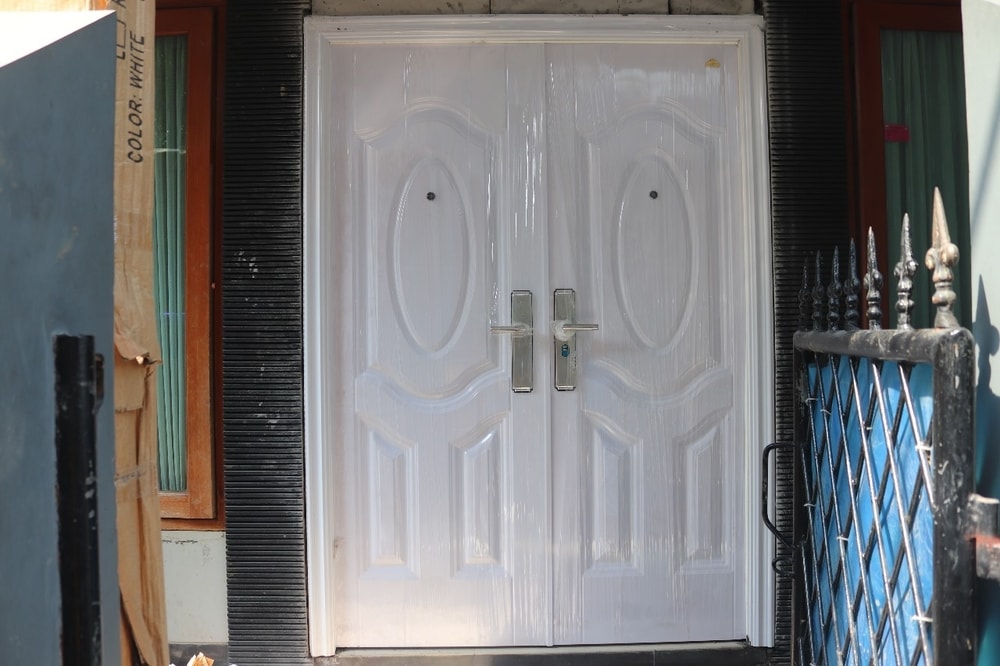 Jenis Pintu Rumah Berdasarkan Bukaannya dan Bahannya