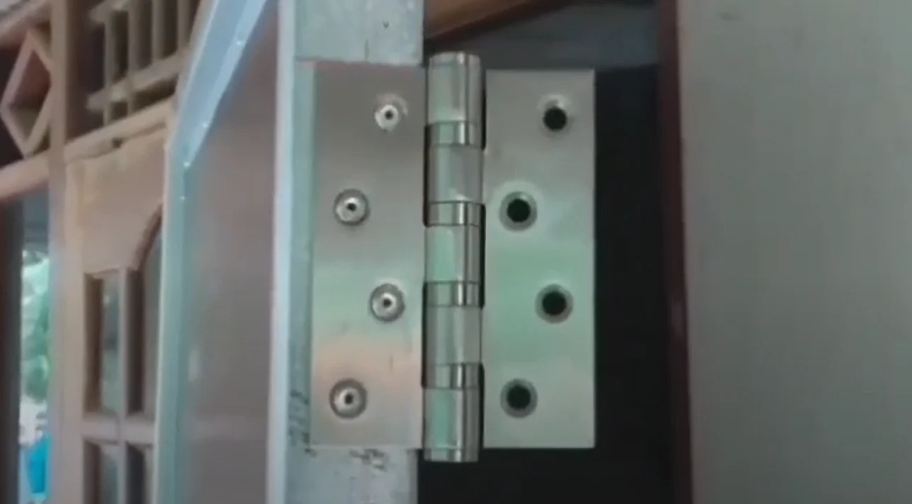 Jangan Asal Pilih! Ini Jenis dan Cara Pasang Engsel Pintu Baja Ringan
