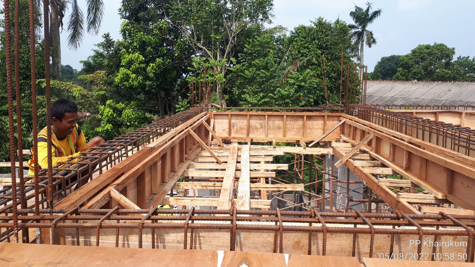 Pembesian dan Pemasangan Bekisting Balok Lantai 2